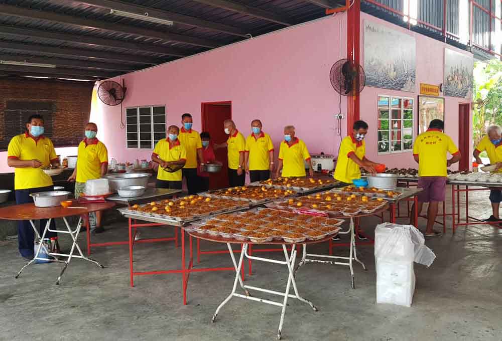 Temple Cooks for 100 Needy Villagers in Sitiawan - SJ Echo